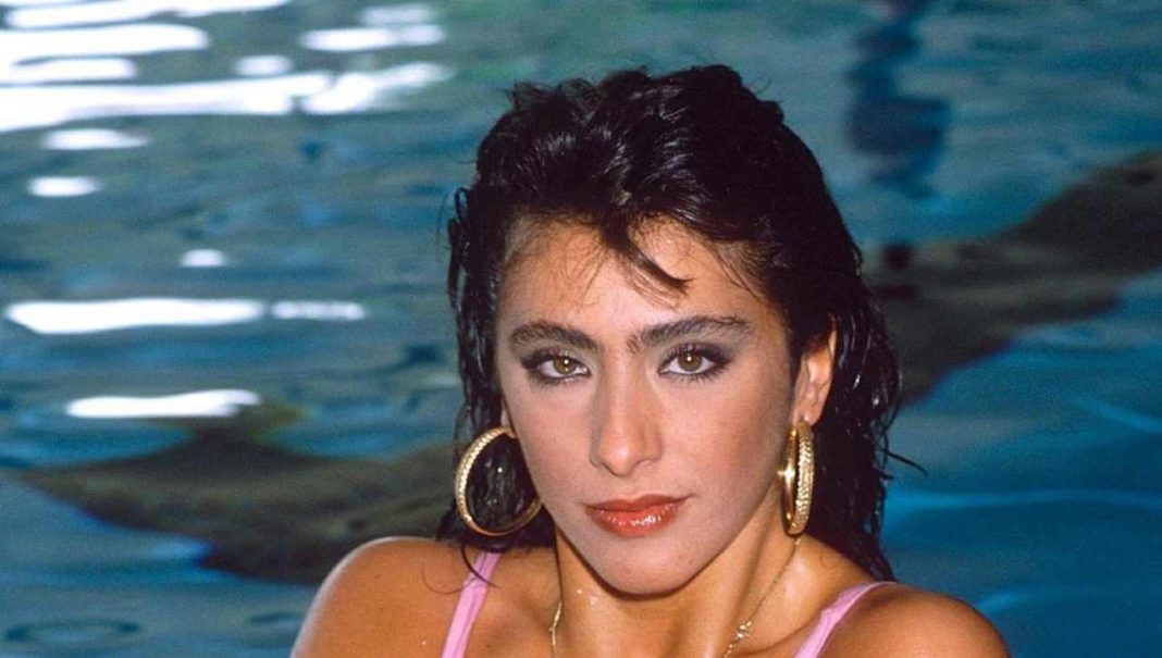 Sabrina Salerno, la prova costume è superata, bikini da urlo - Foto