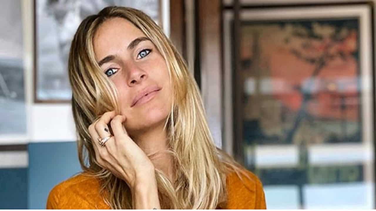 Eleonora Pedron, shorts di jeans e sguardo sensuale - FOTO