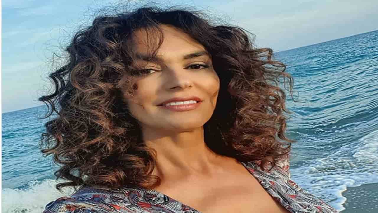 Maria Grazia Cucinotta: seno in vista e nuovo look, che spettacolo - Foto