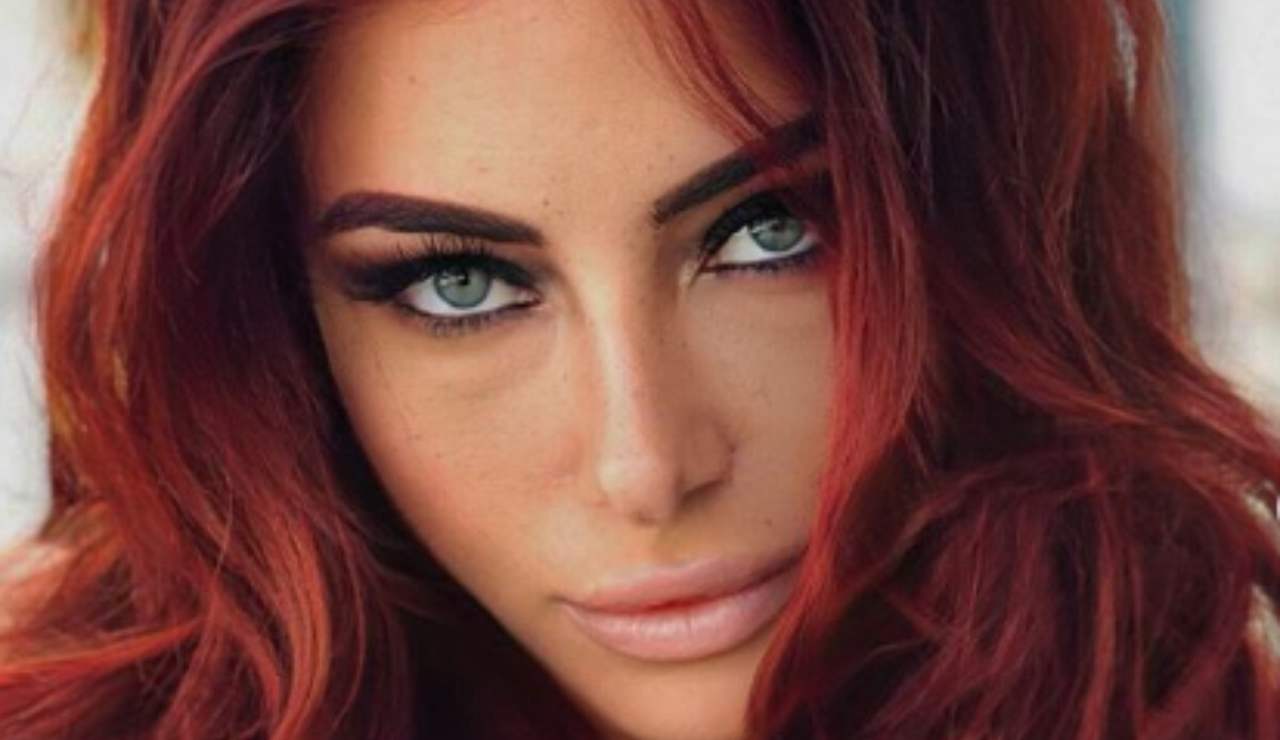 Alessandra Gilioli, vestito bianco e capelli rosso fuoco: bomba di ...