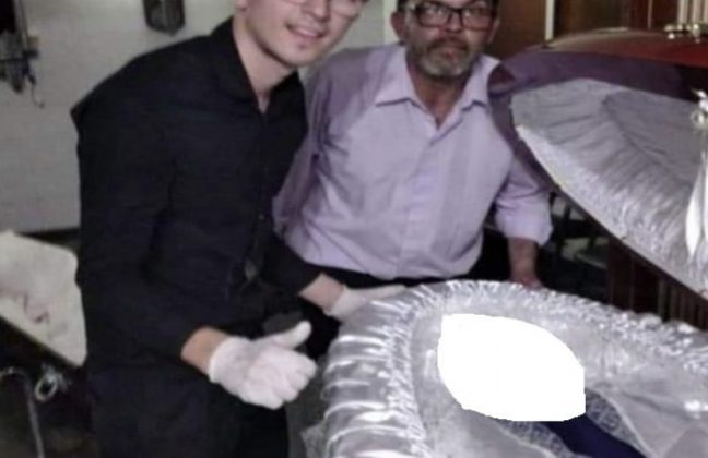 Diego Maradona, i selfie con il cadavere fanno il giro del mondo – Foto