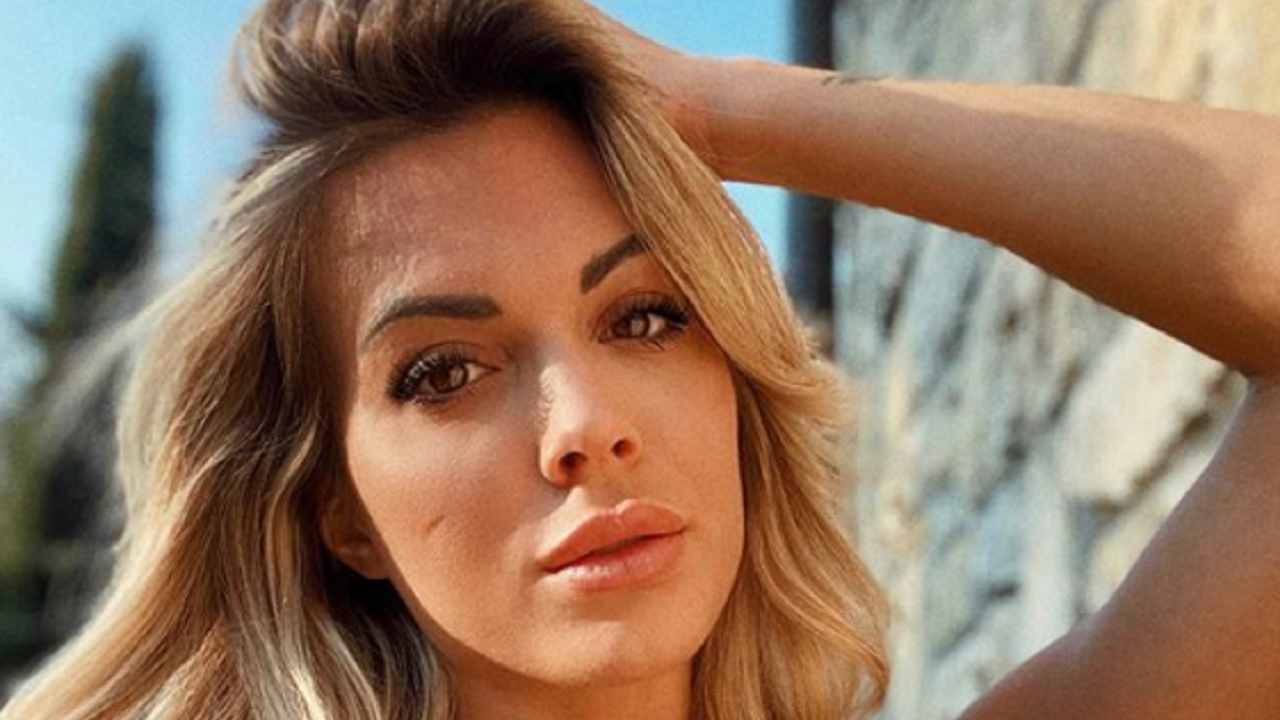 Ludovica Pagani, lo scatto ammicca ai fan: sensuale e senza veli - FOTO
