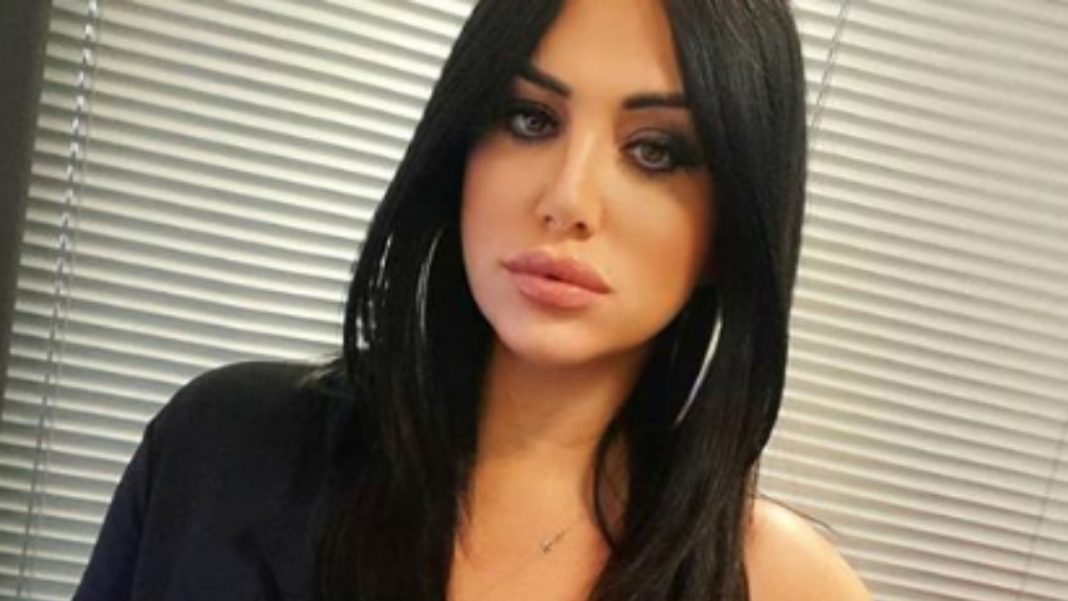 Marika Fruscio,minigonna cortissima e seno che esplode. Che bomba-Foto