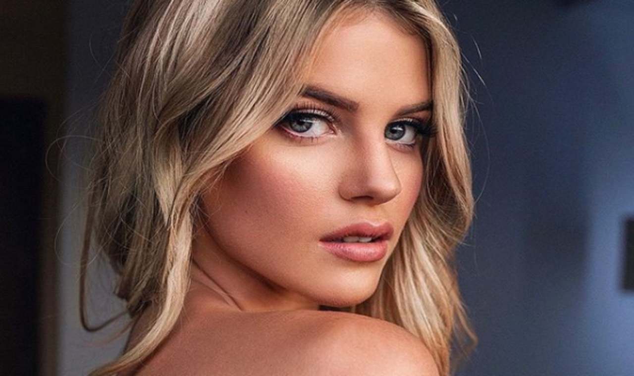 Sara Croce, bellezza in intimo e sguardo letale: una fata - FOTO