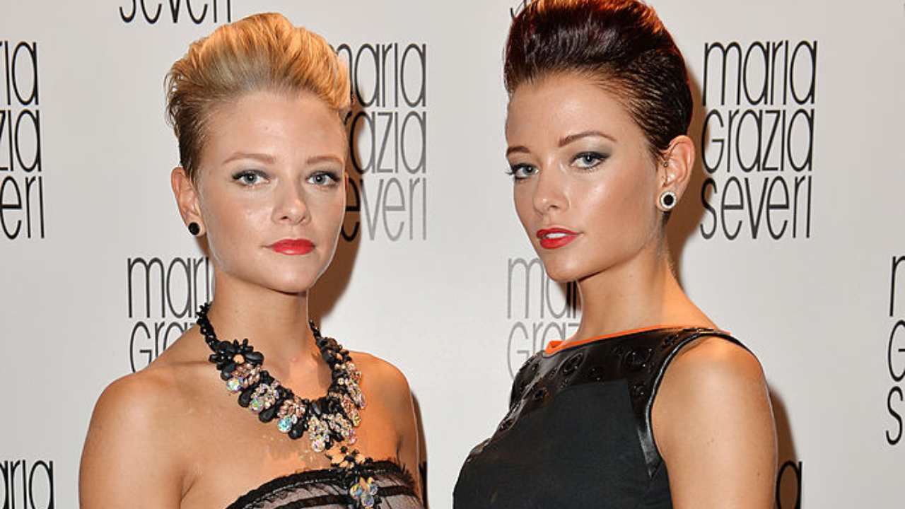 Le Donatella, balletto davanti alla tv | Poi il finale esilarante - VIDEO