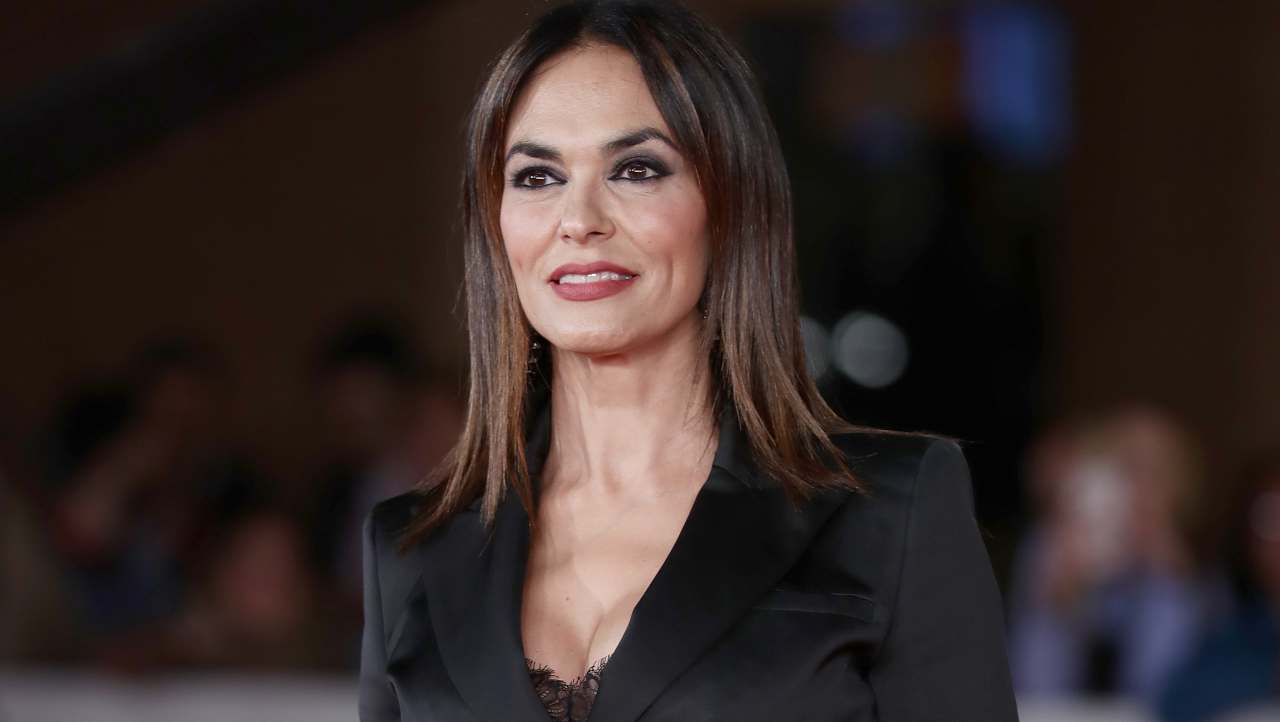 Maria Grazia Cucinotta si rilassa ma il décolleté è difficile da contenere