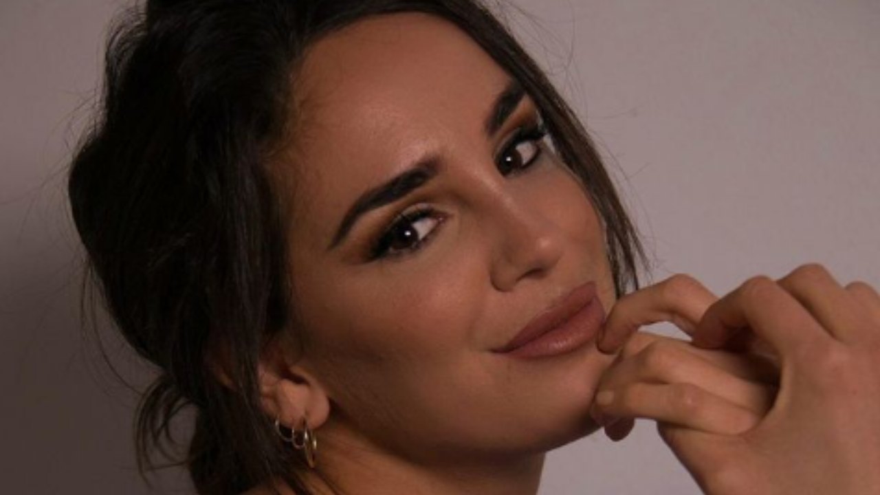 Chiara Carcano, in camicia nera sbottonata lancia la sfida: "Non istigare"