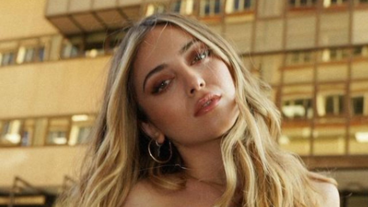 Ana Mena, calze a rete e corpetto glitterato: espolde di sensualità - FOTO