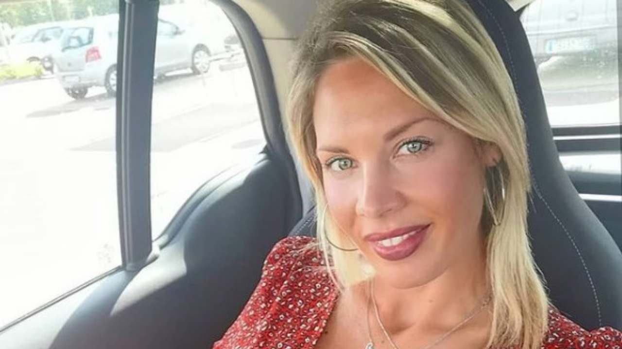 Laura D’Amore, la hostess è favolosa con una “mela” in più - FOTO