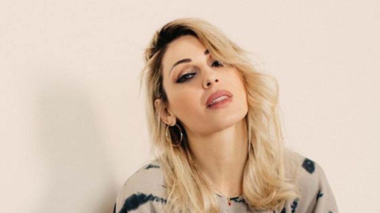 Anna Tatangelo messaggio importante alle donne, lei è stupenda. Amabile