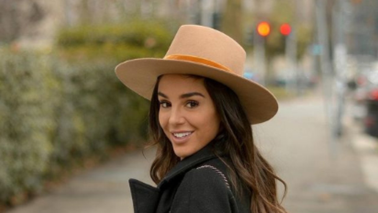 Chiara Carcano, scollatura top e gonna cortissima: ora puoi sognare - Foto