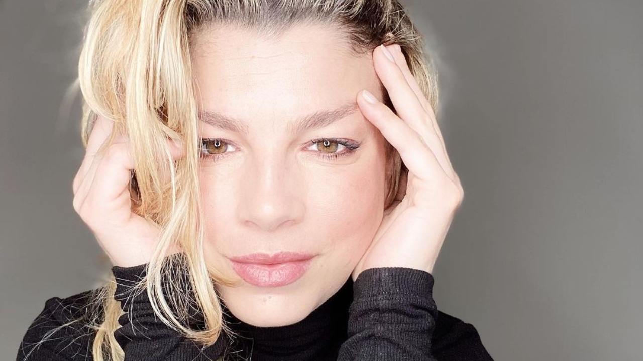 Emma Marrone lo scatto senza veli nella vasca da bagno fa il giro del web