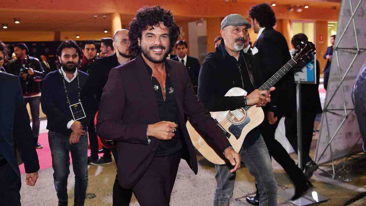 Francesco Renga sul palco dell'Ariston: il look in total black fa impazzire