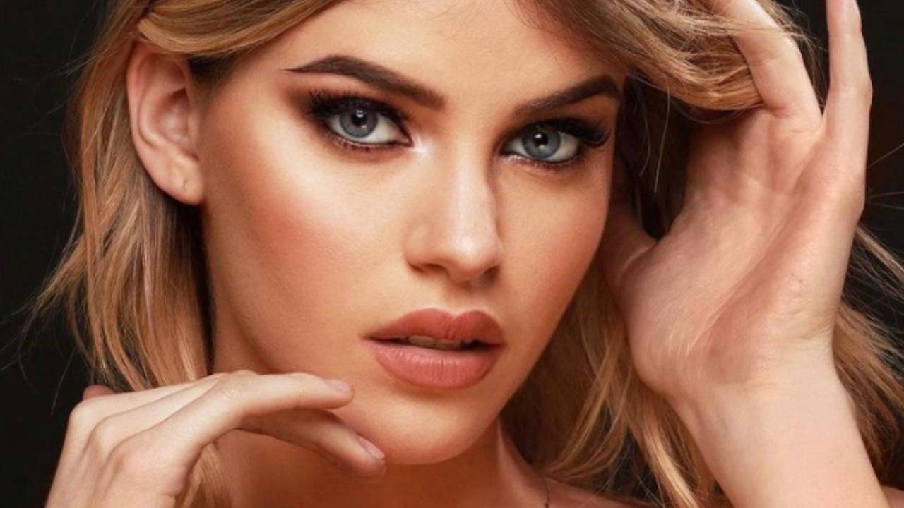 Sara Croce top da urlo, pancino scoperto e tanta sensualità. Estrema