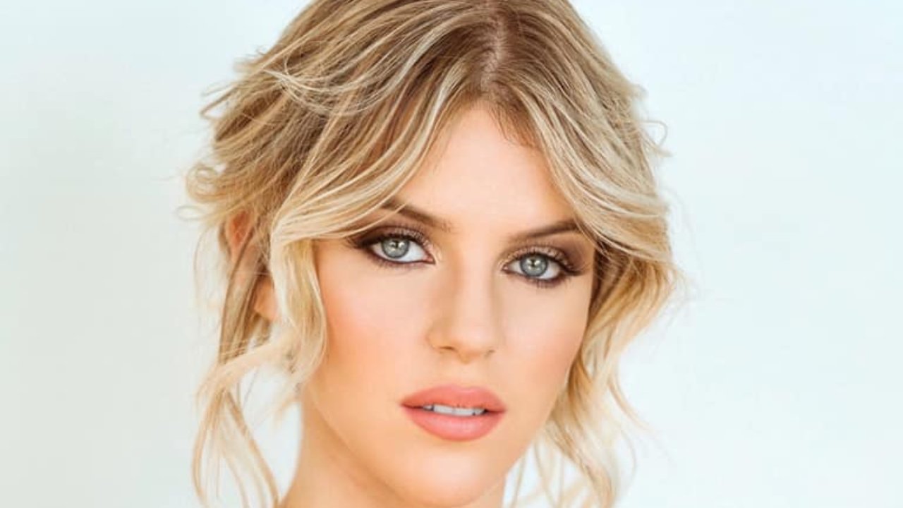 Sara Croce, lo spacco profondissimo dell'abito turba il web - FOTO