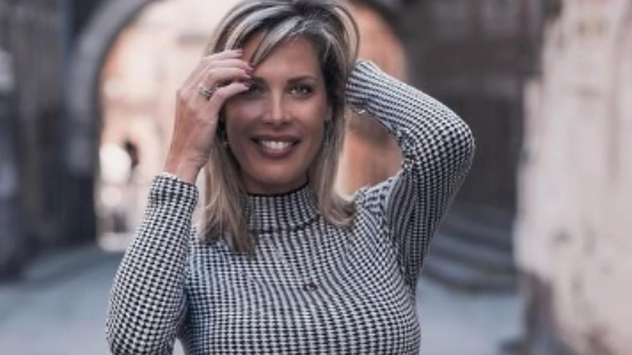 Laura D'Amore con un velo sul viso, come non l'abbiamo mai vista prima