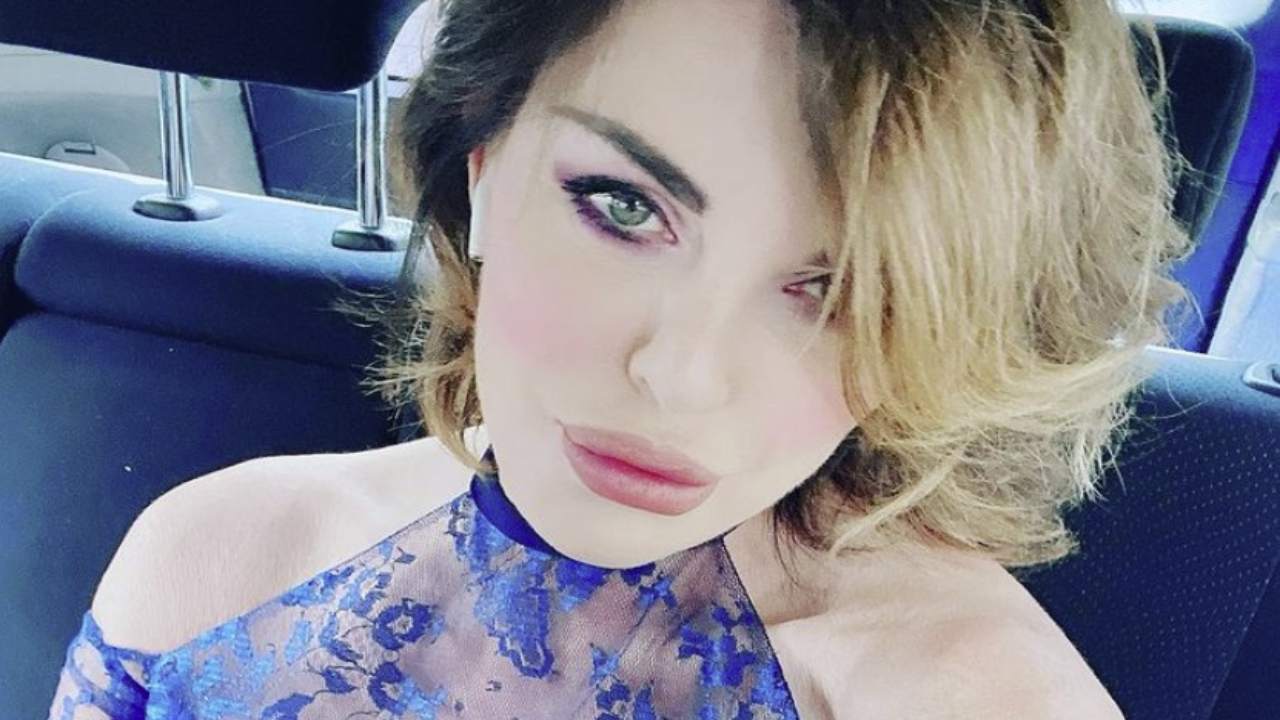 “Ancora tanta roba” Alba Parietti in costume e tacchi fa scintille – FOTO