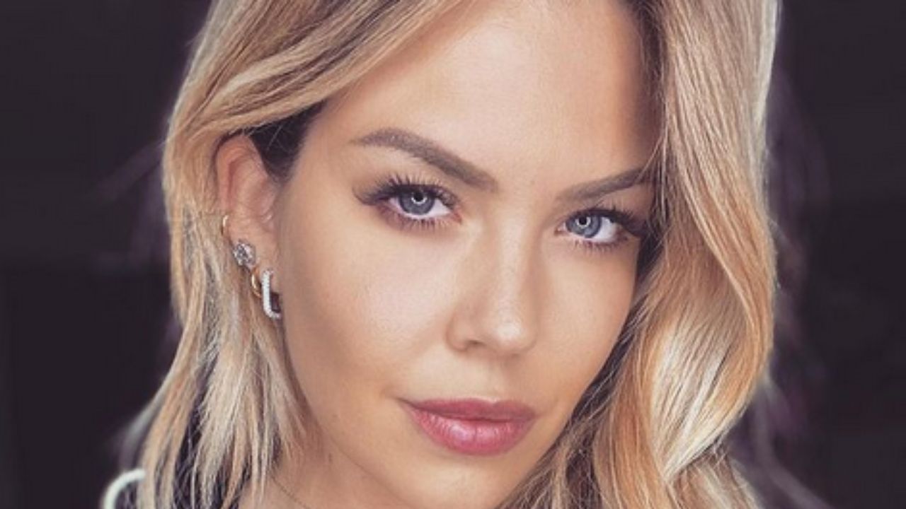 "Un quadro", Costanza Caracciolo, la gonna è troppo corta: si vede tutto