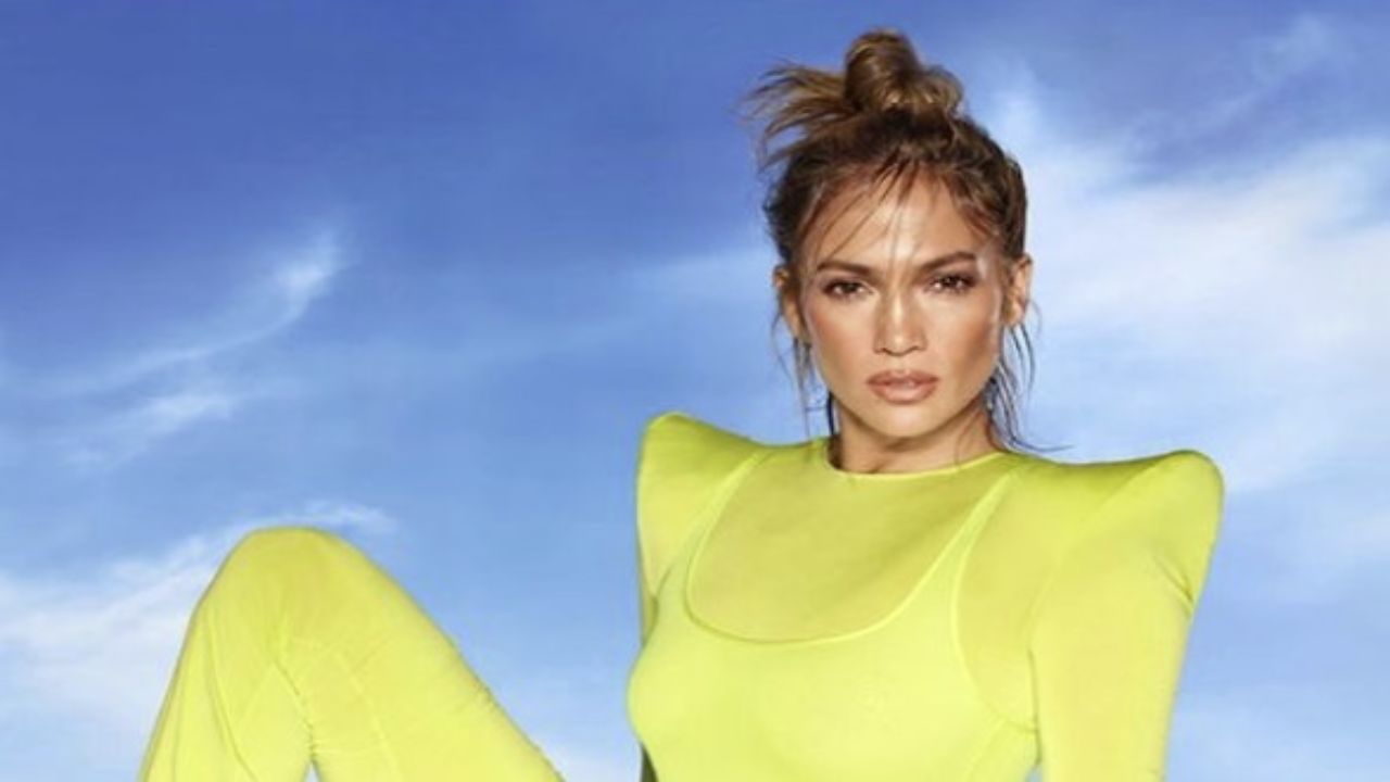 “Queen” Jennifer Lopez, bacio e scollatura pazzesca: da svenimento