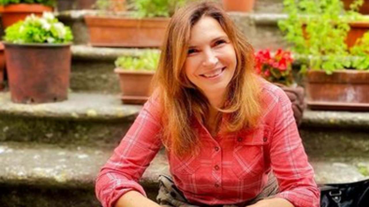 Maria Pia Calzone mostra gambe di alto livello: in forma strepitosa - FOTO