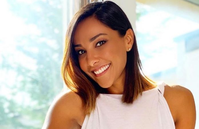 Juliana Moreira si rilassa sul divano e mostra la parte più bella - FOTO